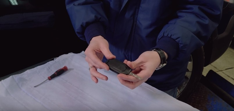 Как поменять батарейку в брелке ключа Вольво ХС90